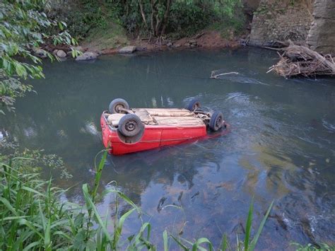 G1 Casal morre após carro sair da pista capotar e cair em rio no