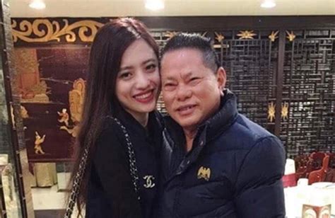Con dâu tỷ phú Hoàng Kiều thân thiết với 2 tình cũ kém 45 tuổi của bố