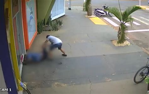 Homem mata gerente a facadas após desconfiar de traição da esposa veja