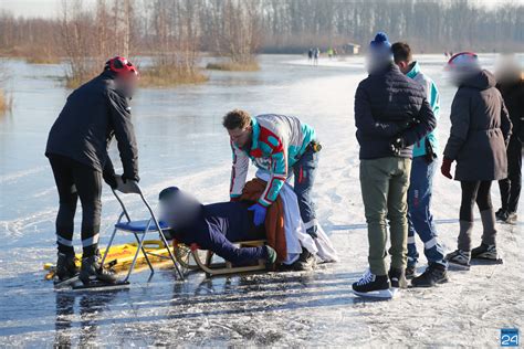 Man Ongelukkig Ten Val Tijdens Schaatsen Bij Sarsven En De Banen
