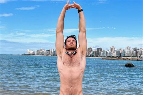 Lucas Bissoli tira o fôlego das fãs em sequência de sunga Veja