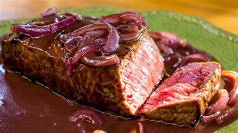 Como fazer contrafilé ao molho de vinho tinto Receitas da Carolina GNT