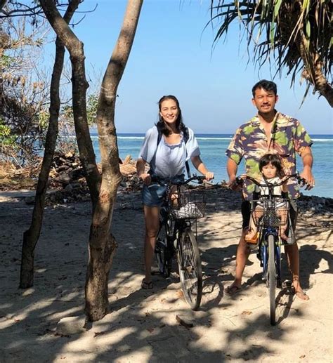 10 Potret Gemas Salma Putri Rio Dewanto Liburan Ke Pantai
