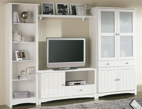 Salón comedor con vitrina estantería y mueble TV en madera color