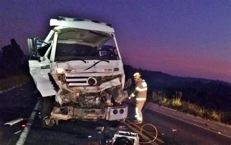 Caminhoneiro fica preso em ferragens após batida entre caminhões na BR
