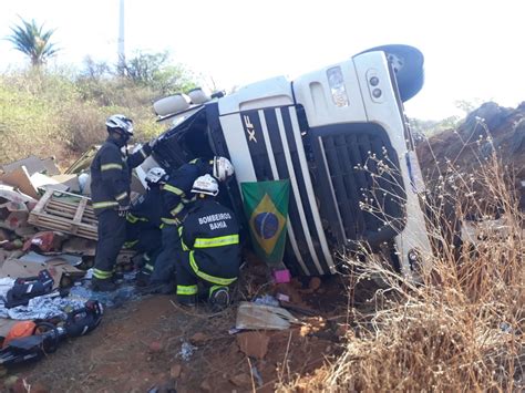 Motorista que transportava manga morre após veículo tombar e ficar