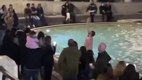 Centurione Si Spoglia Si Tuffa Nella Fontana Di Trevi E Lancia