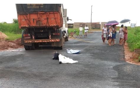 MENINO DE 13 ANOS MORRE ATROPELADO POR CAMINHÃO ENQUANTO SEGUIA PARA A