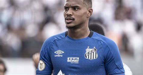 Santos acerta transferência de John para o Botafogo