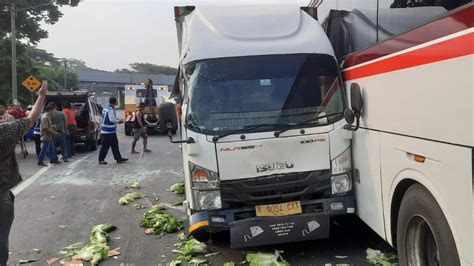 Kecelakaan Di Tol Cipularang Bus Tabrak 8 Mobil