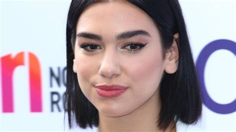 Sängerin Dua Lipa postet sich sexy im Hanfblatt Bikini