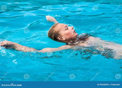 Donna Nuda Nella Piscina Fotografia Stock Immagine Di Felice