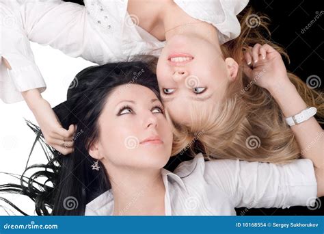 Belle Verticale Deux De Filles Photo stock Image du attirance amitié