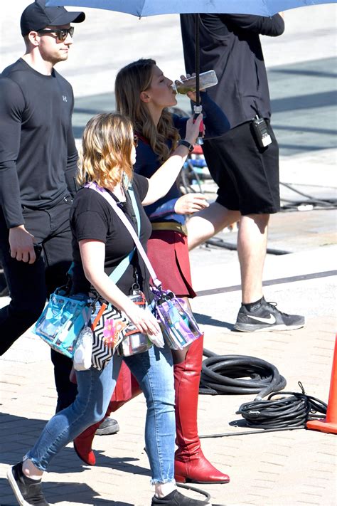 Melissa Benoist And Chyler Leigh On The Set Of ‘ Supergirl 「スーパーガール」シーズン4を撮影中のメリッサ・ベノイストとカイラー