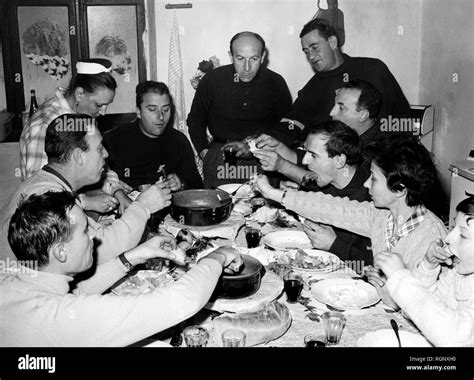 Italienische Familie Essen Bagna Cauda Piemont Italien