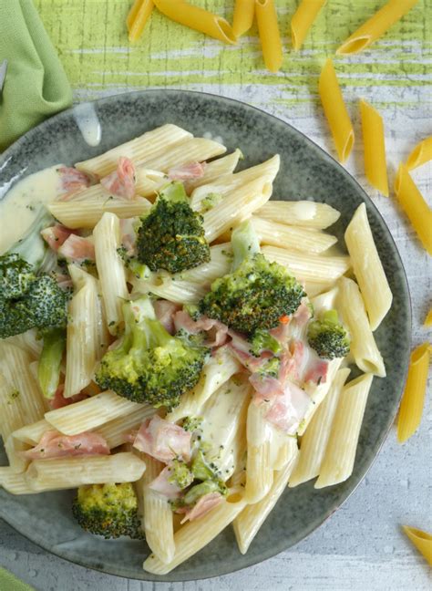 Nudeln in Käse Sahne Sauce mit Brokkoli und Schinken Meinestube