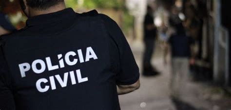 Mulher é presa por acorrentar filho em casa