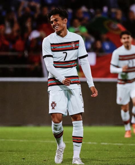 Diário de Transferências on Twitter Fabio Carvalho abdica de