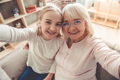 Oma Und Enkelin Stockfoto Bild Von Konzept Gesicht