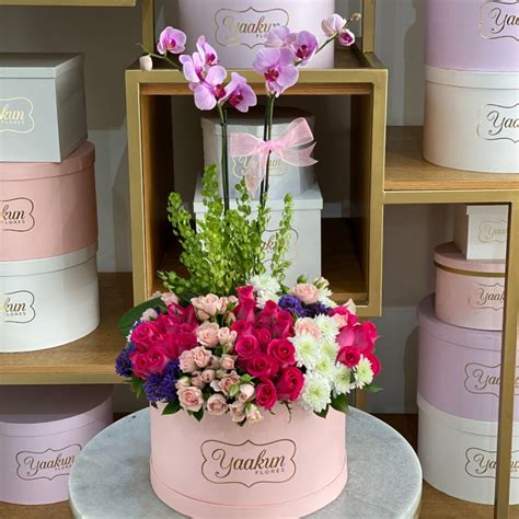 Orquidea Lila Phalenosis En Caja Circular Rosita Con Rosas Fucsias