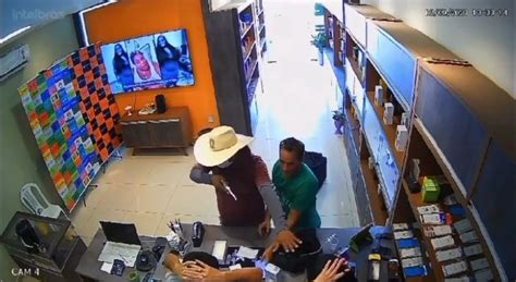 VÍDEO homens armados rendem funcionários de loja e roubam acessórios e
