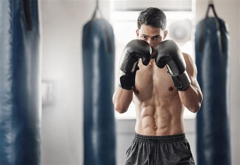 Boxeador Cardio Y Hombre Entrenando Con Guantes De Boxeo Para