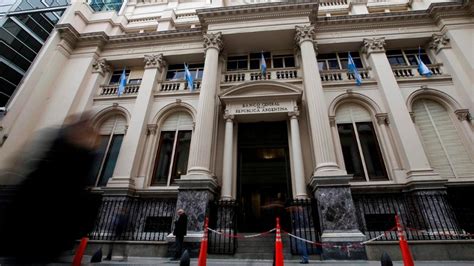 Banco central de Argentina sube tasa referencial a 40 y rediseña