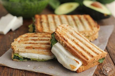 Sándwich de espinacas con aguacate y queso Cocinando Entre Olivos