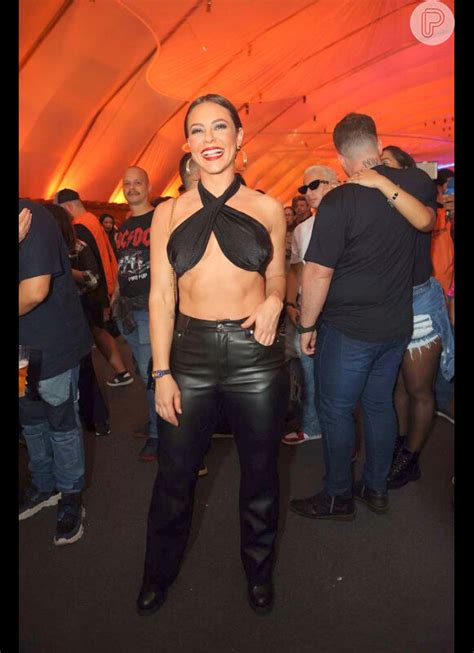 Paolla Oliveira deixa barriga sarada à mostra ao apostar em calça de