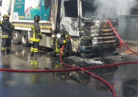 Camion Dei Rifiuti A Fuoco A Parabiago LegnanoNews