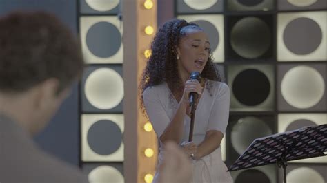 Em Família é tudo Andrômeda se revela uma ótima cantora para a