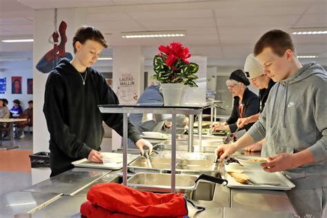 Koulun kananugettipäivä saa aikaan kaaoksen ruokalassa Muuten