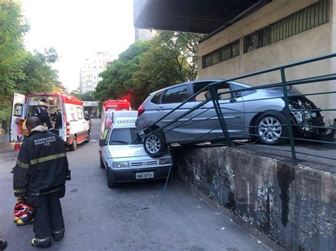 Vídeo Idosa passa mal ao volante e bate na rampa do Mercado do