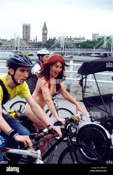 Femme nue entre deux hommes vêtus de Westminster Bridge World Naked