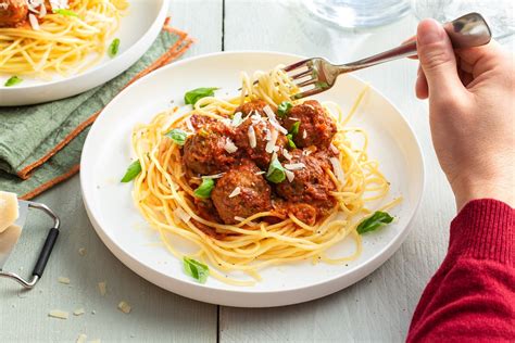 Spaghetti Met Gehaktballetjes In Tomatensaus Recept Whatscooking