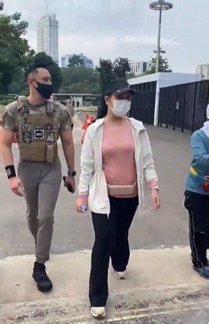 Keren Abis Gaya Ahy Jalan Santai Pakai Rompi Jadi Omongan Emang Anti