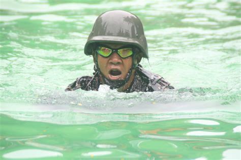 PRAJURIT YONIF 6 MARINIR TINGKATKAN KEMAMPUAN BERTEMPUR DENGAN