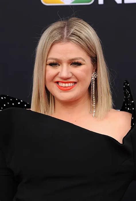 Kelly Clarkson Hairstyles That Will Give You A Fresh New Look