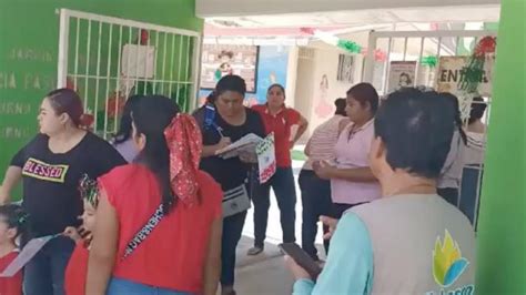Protestan madres de familia de Jardín de Niños de Atasta por