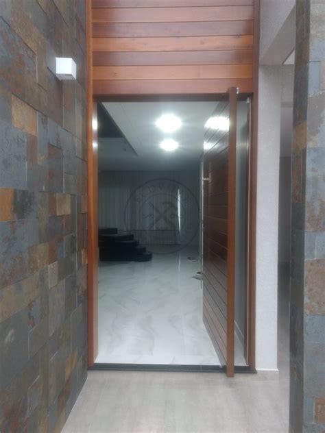 Porta pivotante estrutura de aço no interior para não empenar