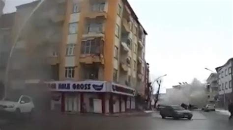Deprem anı araç kamerasında Haber Haberleri