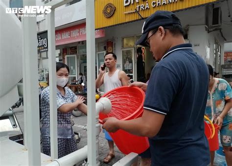 Sau loạt chỉ đạo cư dân Khu đô thị Thanh Hà vẫn phải xách xô chờ lấy