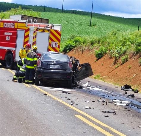 Acidente entre carro e caminhão deixa vítimas fatais na BR 282