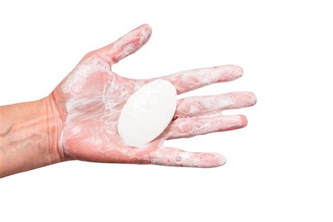 Mano de mujer sosteniendo jabón con espuma aislar Foto Premium