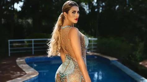 look transparente Lívia Andrade provoca e mostra fio enterrado