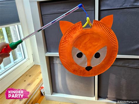 Fuchs Laterne mit Pappteller basteln Anleitung für Kleinkinder
