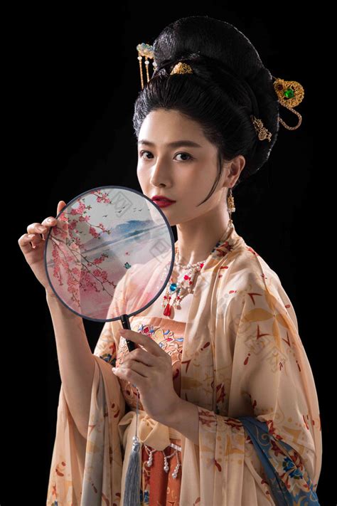 拿着扇子的古装美女肖像 包图企业站