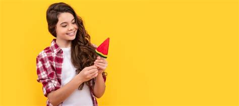 Menina Adolescente Sorridente Cabelo Longo Encaracolado Em Camisa