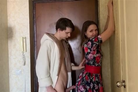 Зрелая соседка приходит к молодому парню ради секса Домашнее видео