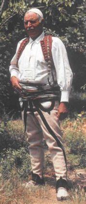 Veshjet tradicionale shqiptare një thesar i rrallë Foto Shqip info